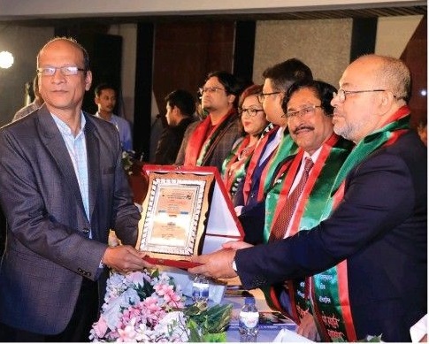 Fakir Fashion’s Fakir Kamruzzaman awarded by SOFEN Foundation